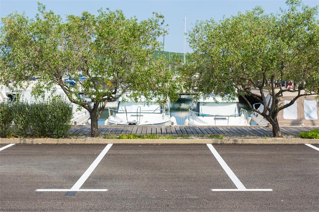 Parking options at Marina: Spaces, fees & regulations